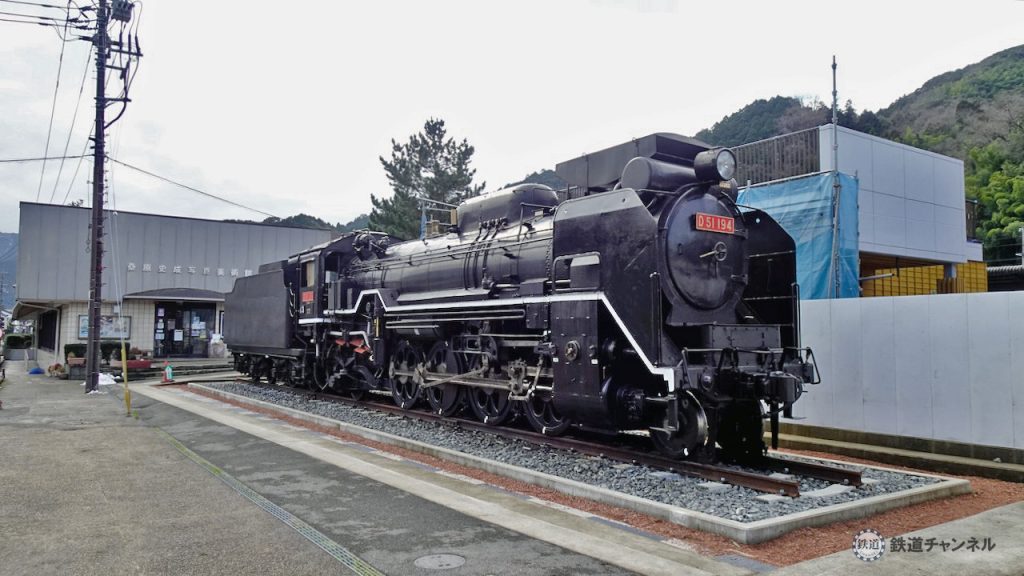 山口線SLさよなら列車を牽引したD51-194蒸気機関車【木造駅舎カタログ】山口線06/260 津和野駅 | コラム | 鉄道チャンネル