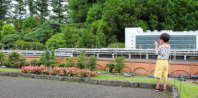 東武 新型特急 N100系 スペーシアX がJR東京駅に乗り入れ！ 東武ワールドスクウェア1/25モデルで実現、7/17まで3日間限定運転の衝撃動画 | 鉄道ニュース | 鉄道チャンネル